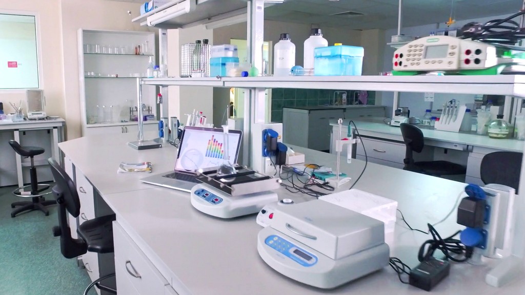 Método de prueba estándar ASTM E1640-23 para determinar la temperatura de transición vítrea ...